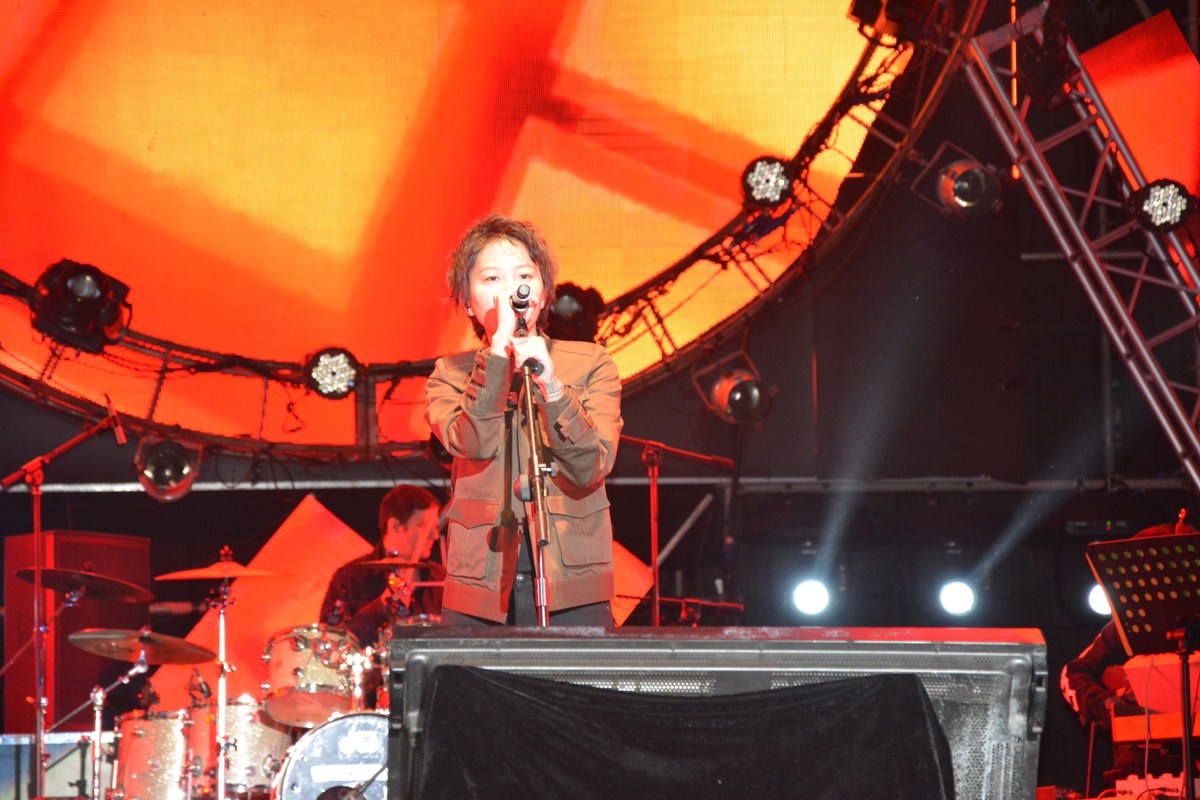 窦靖童现身机场与闺蜜搭肩热聊 (130图) -6park.com